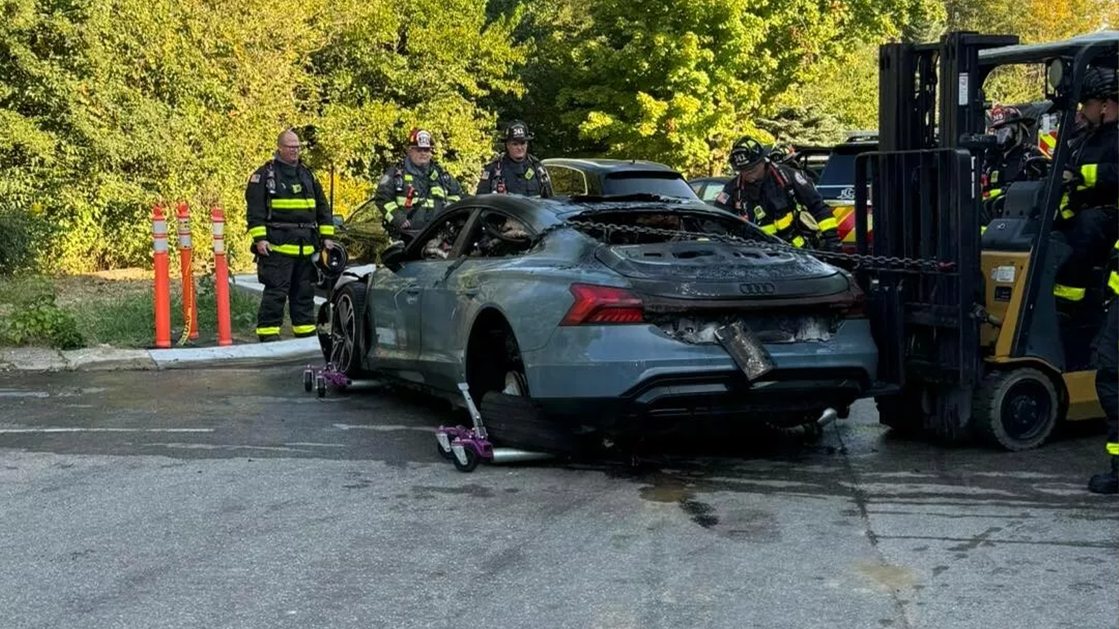 Audi e-Tron GT Catches Fire On The Lift Inside Dealership | Audiworld