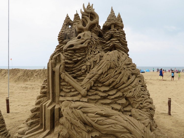 Guy-Olivier Deveau’s Sand Castle Art is a Temporary Terror | Designs ...