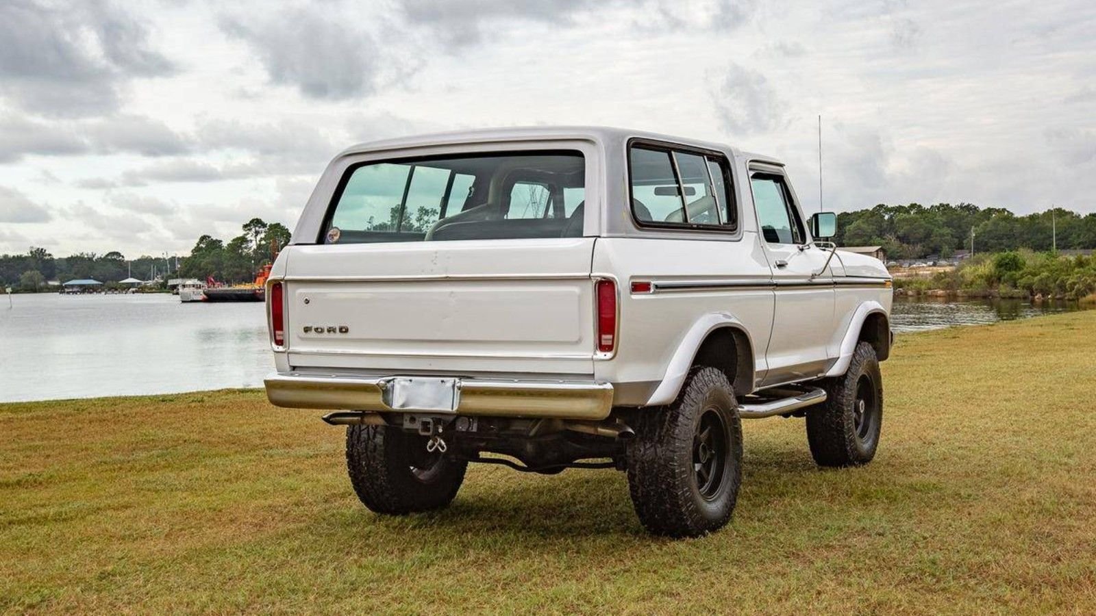 Stunning Silver '79 Bronco Packs Some Tasteful Upgrades | Ford-trucks