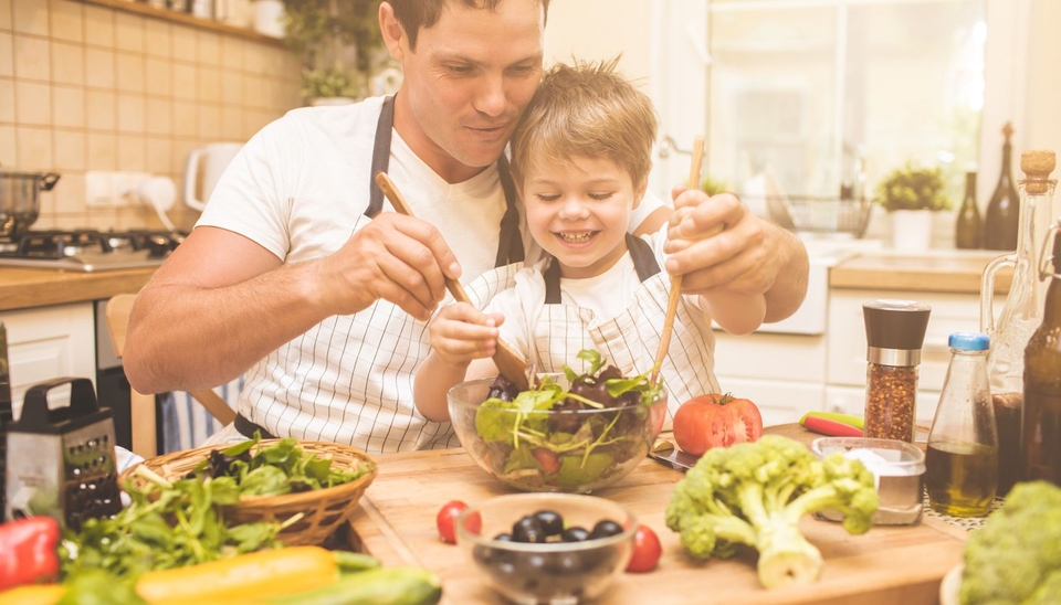 How to Feed Your Family Healthy Meals on a Budget | www.justmommies.com