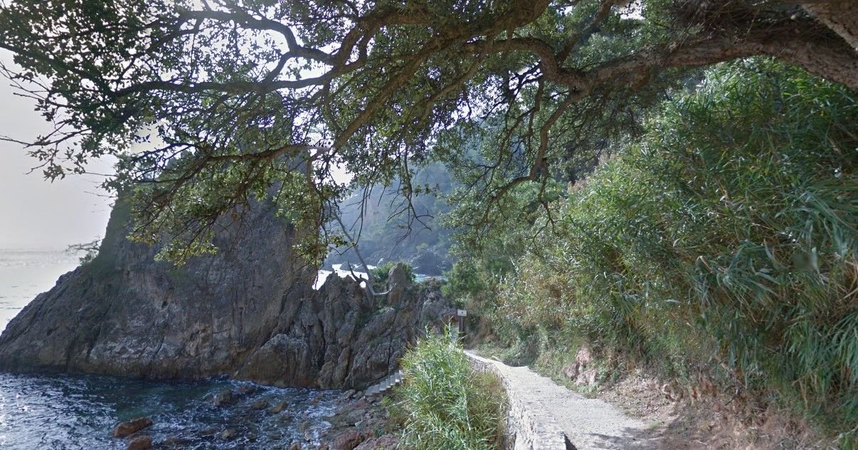 Where is green and has a coastal path - British Expats