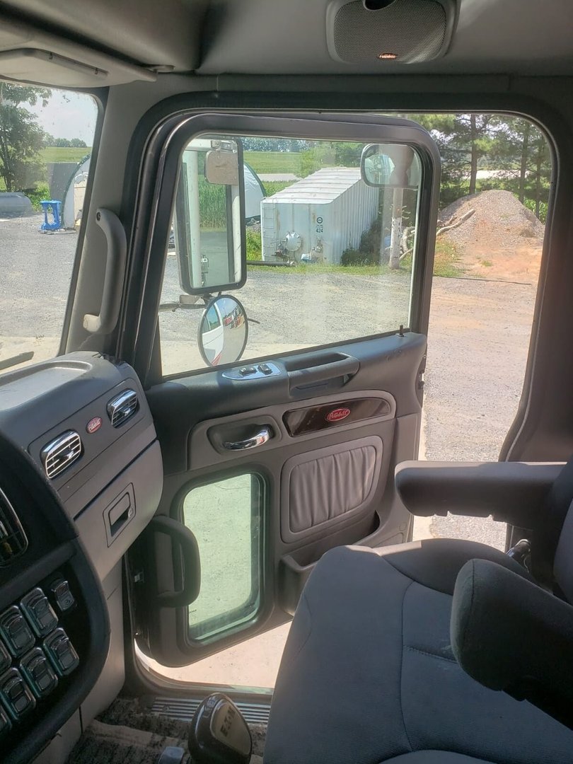 2016 Peterbilt 386; 120in Sleeper, Runs good! for Sale in MARIETTA, PA ...
