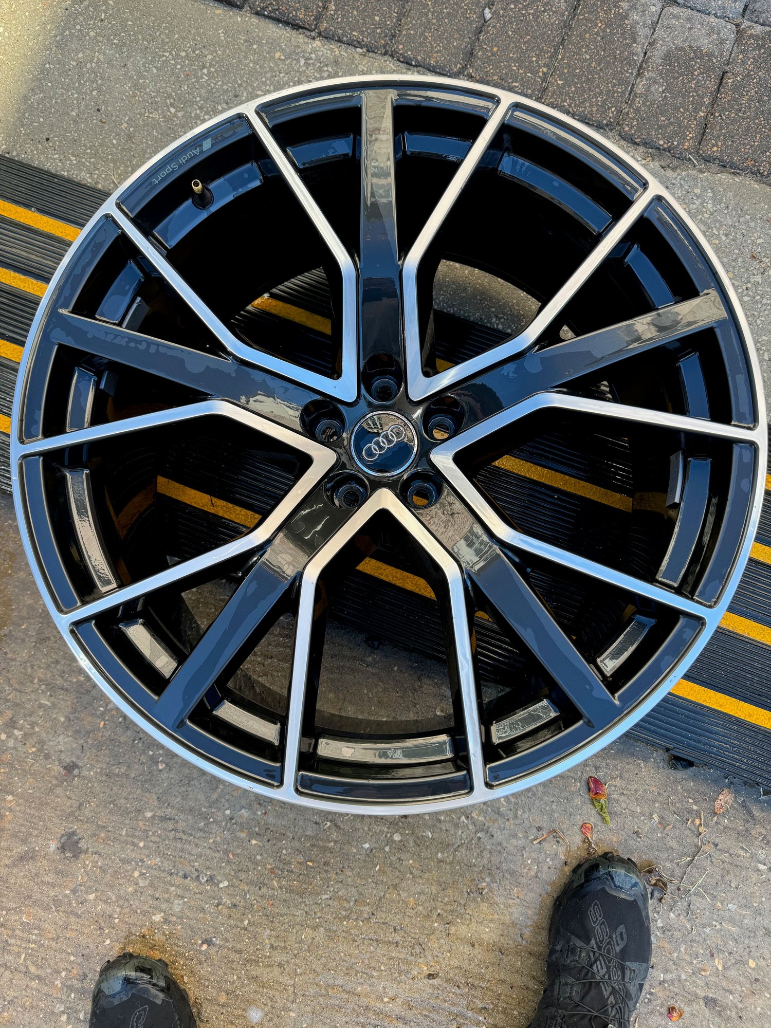 SQ8 Black Optik 22" wheels only $1700 plus shipping - AudiWorld Forums