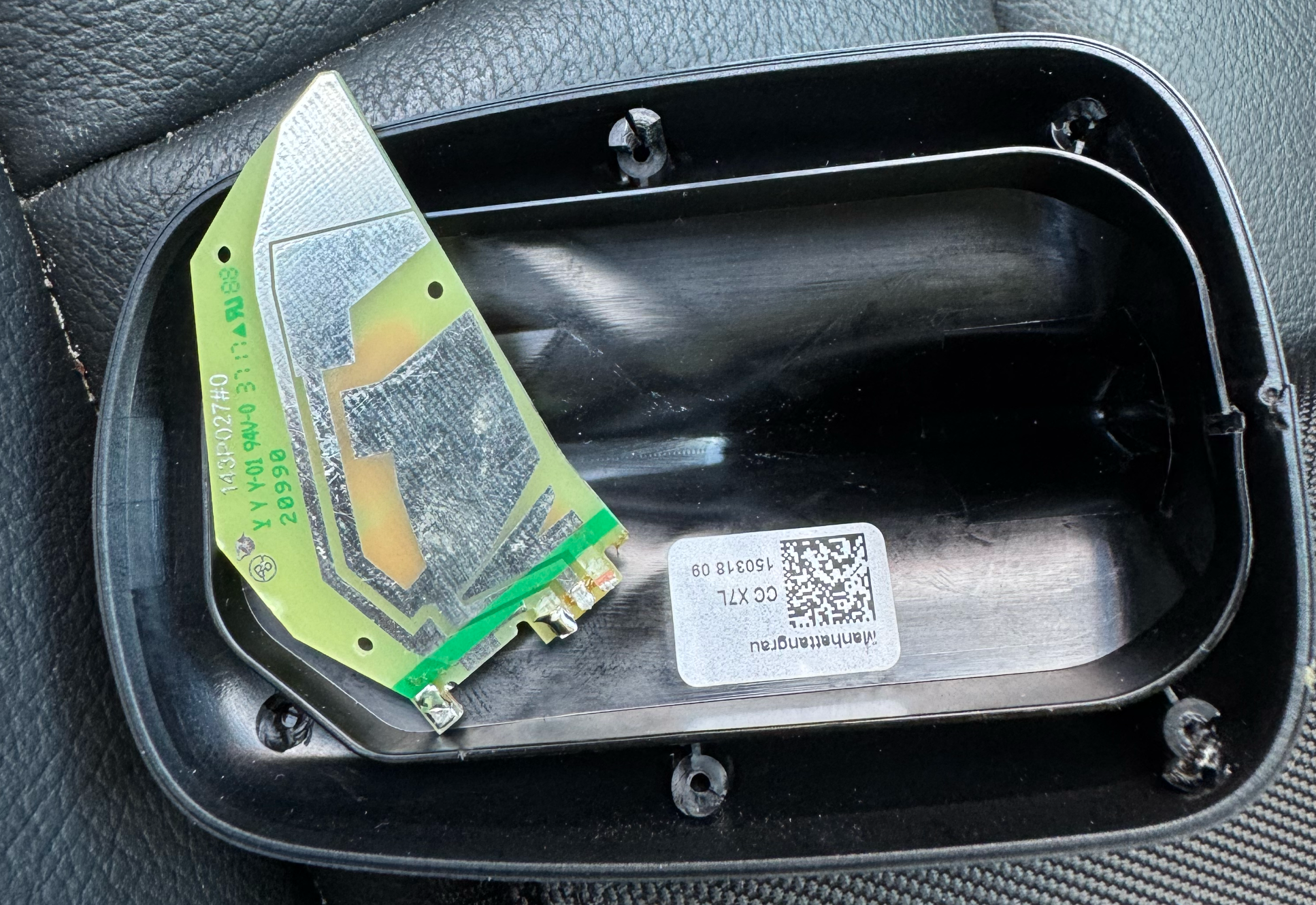 Broken Shark Fin / Radio Antenna Assembly - AudiWorld Forums