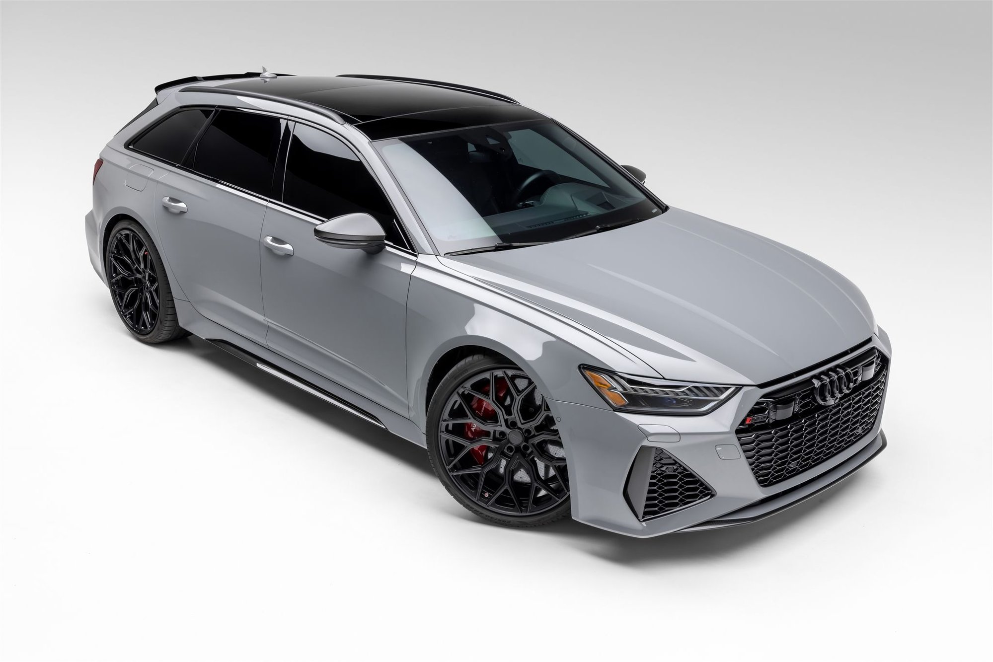 2021 Audi RS 6 Avant w/ Carbon Ceramics, Carbon Optics, Akrapovic ...