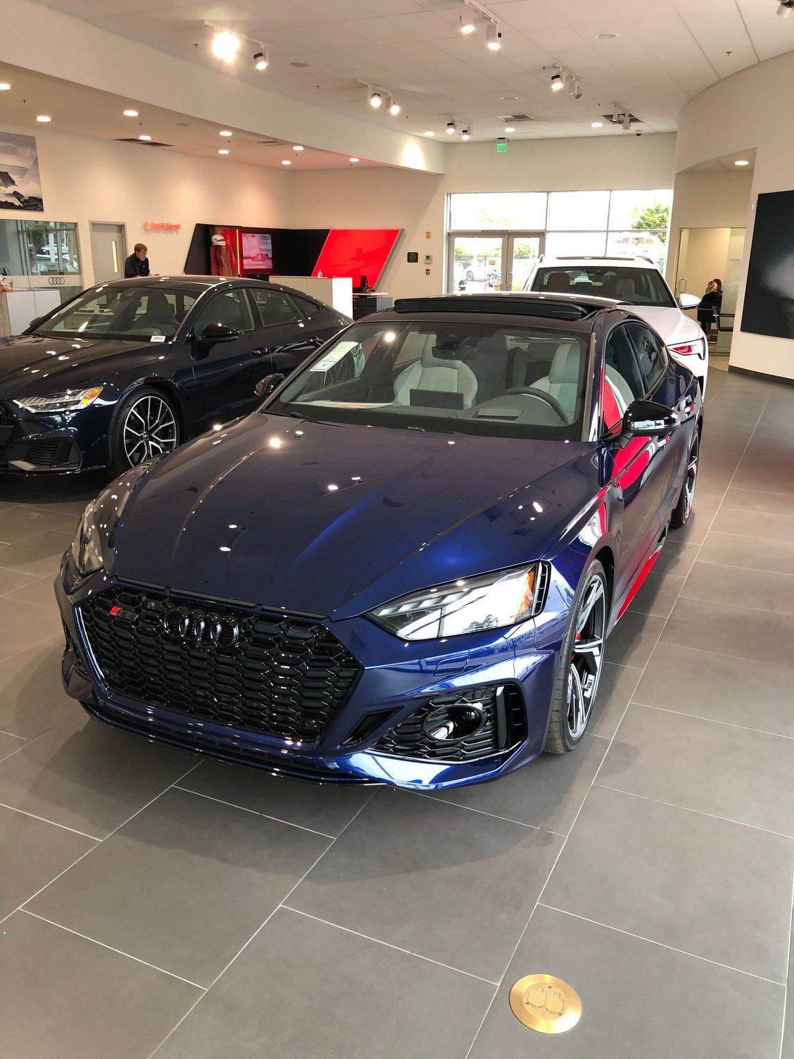 Photos wanted: SQ8 Ascari Blue Exterior or Rotor Gray Interior ...