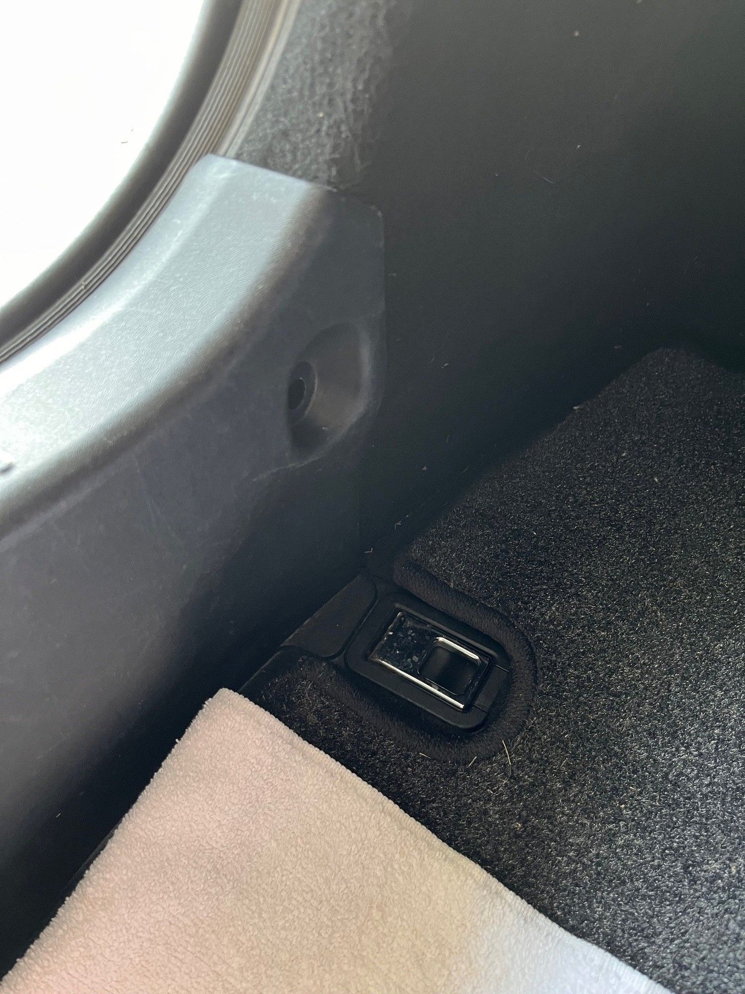 Putting inside of trunk back together -- can't seat this fastenter ...