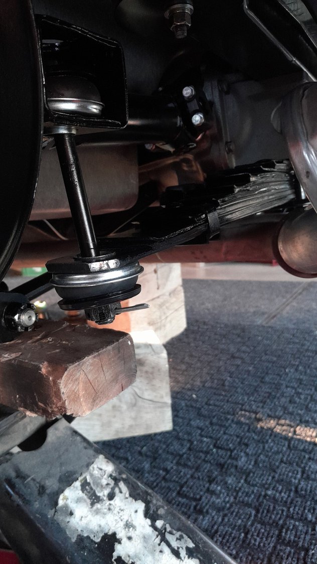 Rear suspension : one rear spring link is on an angle. pic's ...