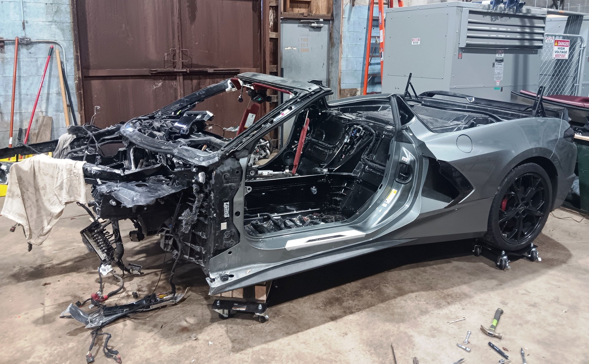 Manually opening C8 folding top stowage compartment lid - CorvetteForum ...