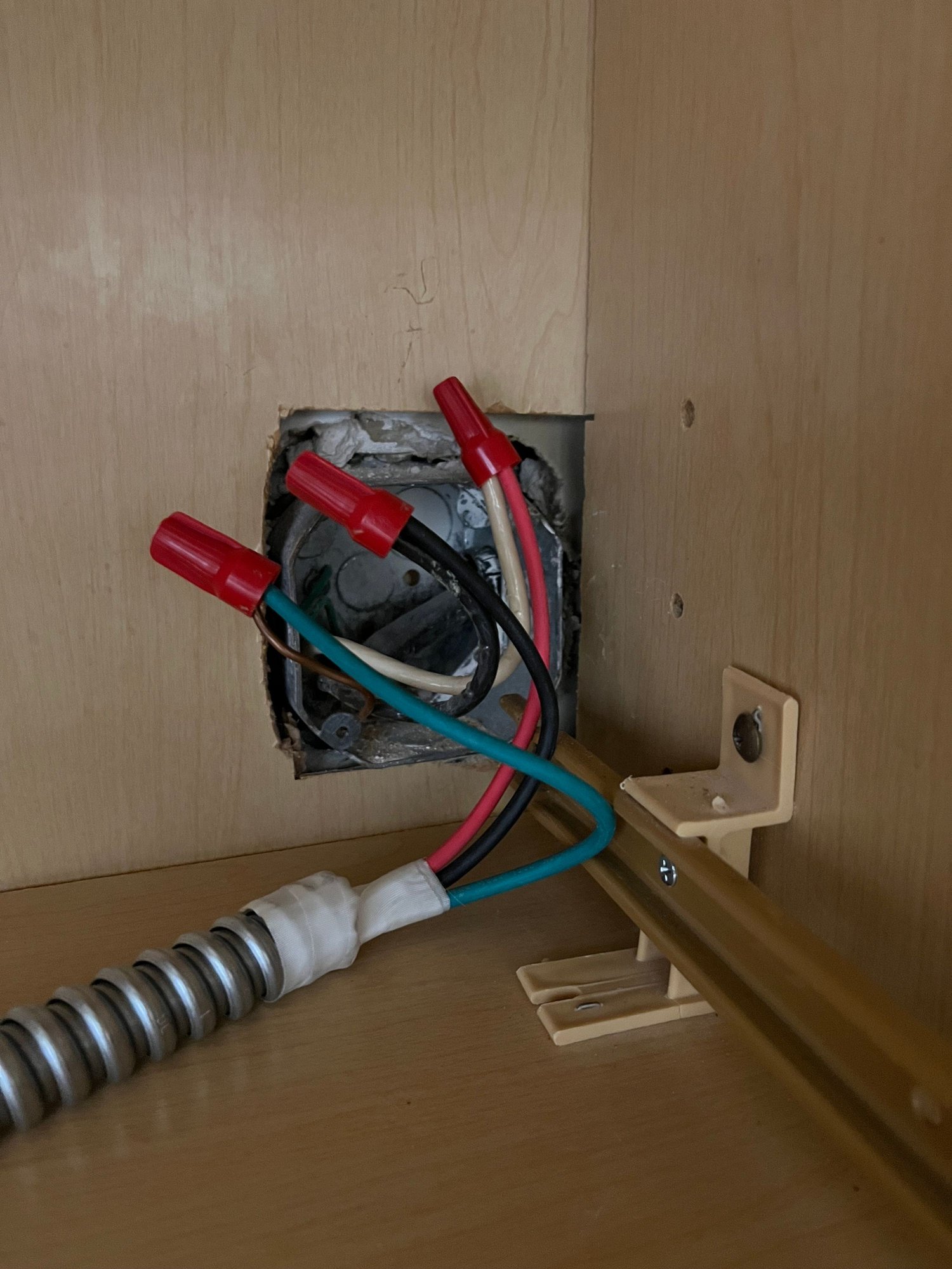 Installing new 240v cooktop but wire colors are different on house ...