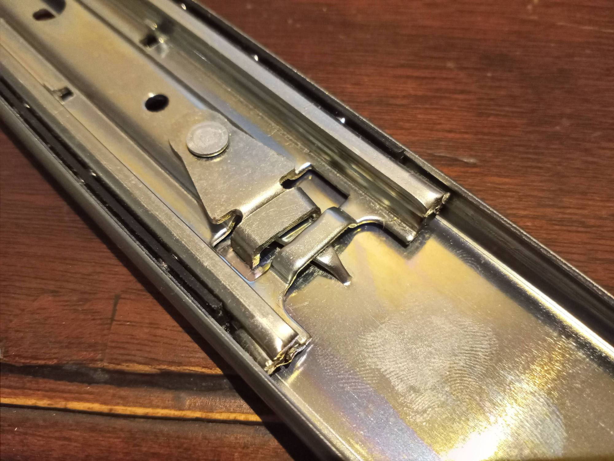 Trying to get this drawer slide to lock and unlock vertically ...