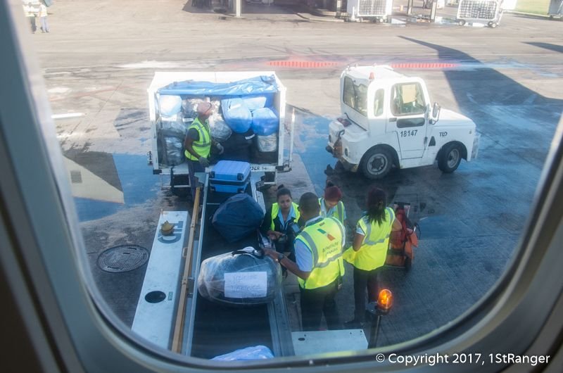 How many AA baggage handlers does it take to unload one plane ...