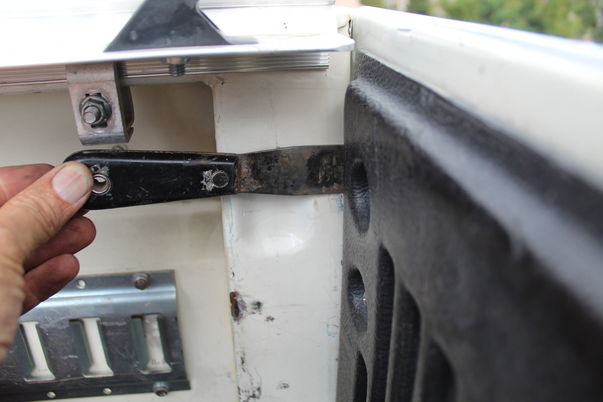 Tail gate stuck closed what to do? - Ford Truck Enthusiasts Forums