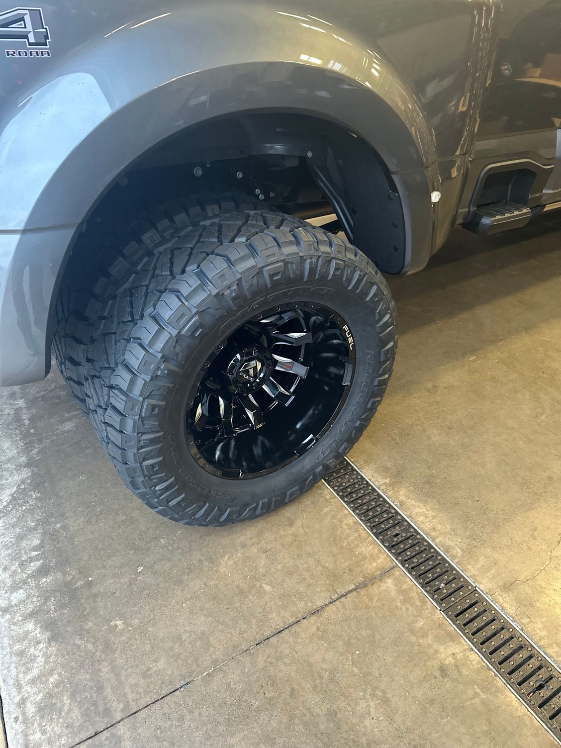 Got any pics of 295 tires on 23+ SDs? - Page 2 - Ford Truck Enthusiasts ...