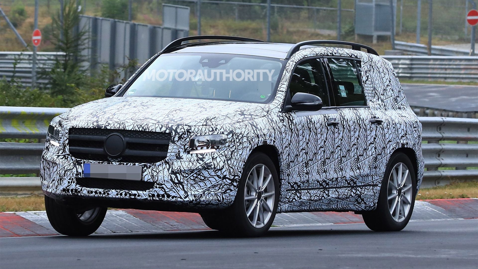 2020 Mercedes-Benz GLB spy shots and video