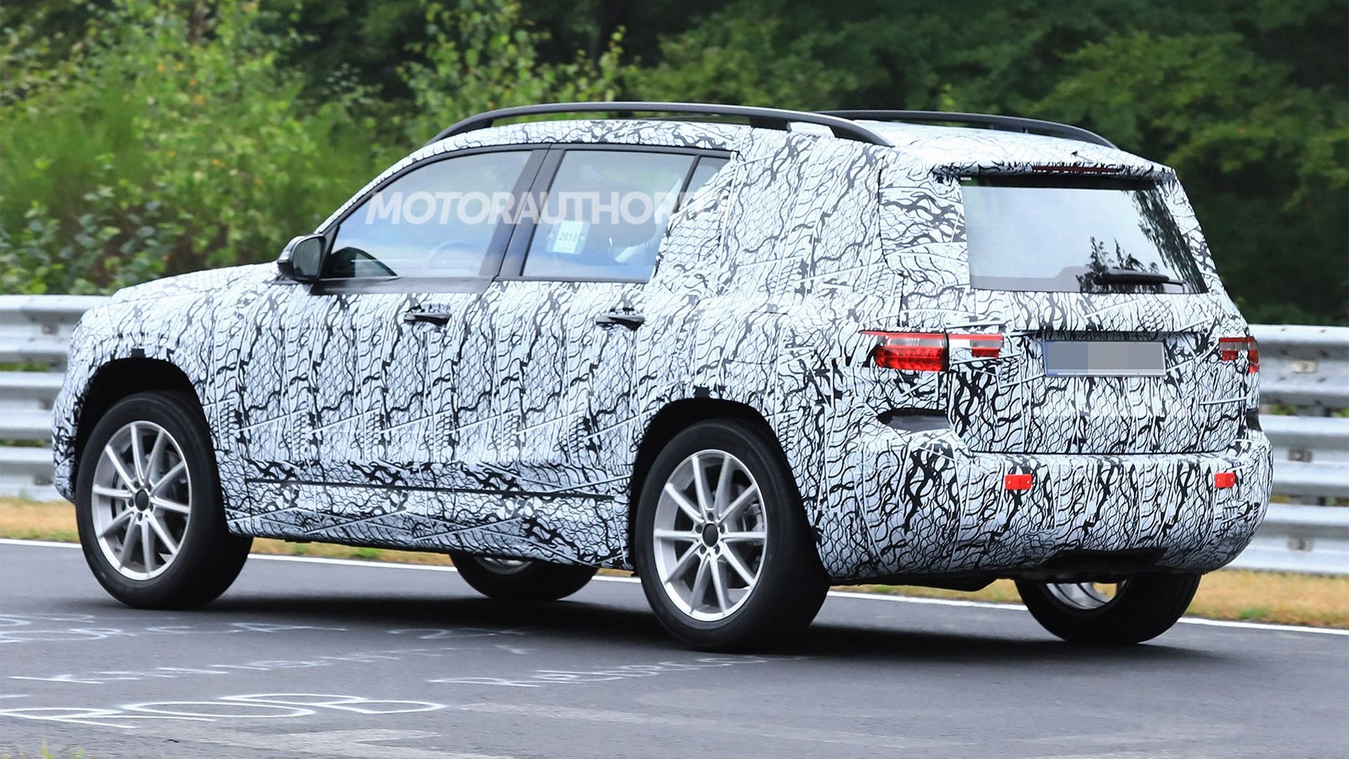 2020 Mercedes-Benz GLB spy shots and video