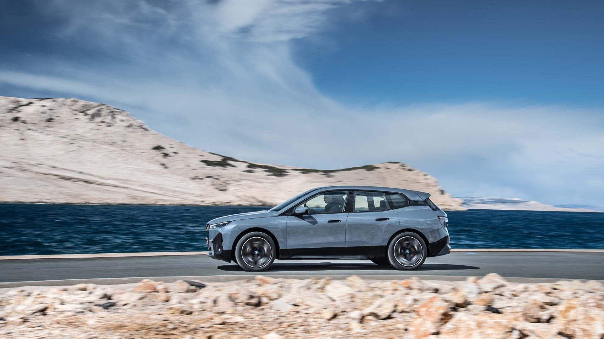 2022 BMW iX preview: Electric SUV will start at $84,195 in US, range ...