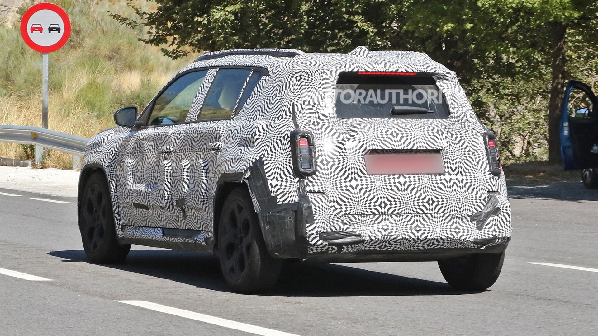 2025 Renault 4 E-Tech caught on video