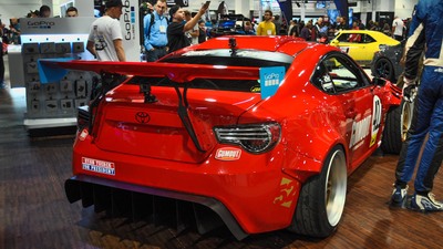 Ferrari-powered Toyota 86 does donuts around Ferrari 458