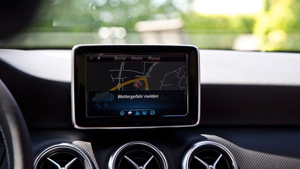 Mercedes-Benz To Offer Car-2-Car Communication This year