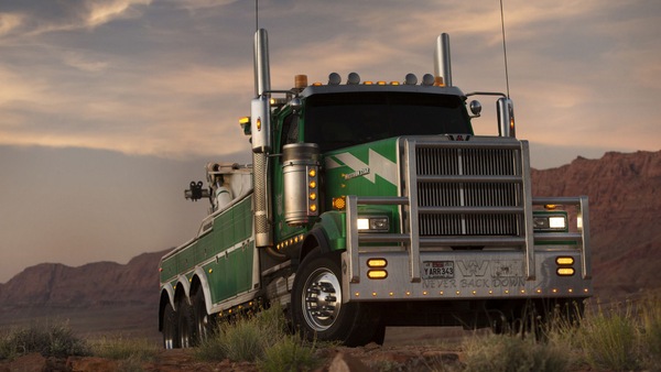 Video takes us up close to Transformers 5 vehicles