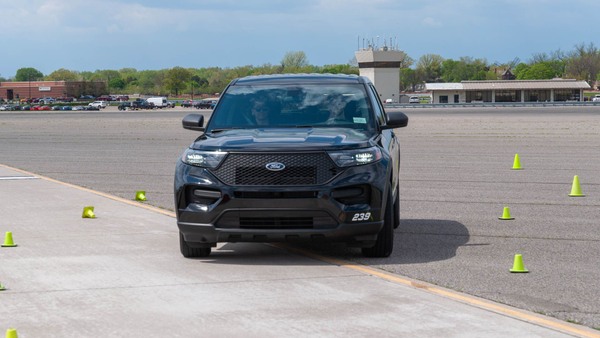 We drove two laps in the new 2020 Ford Explorer Hybrid cop car, here's ...