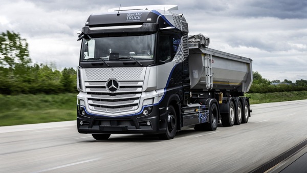 Mercedes-Benz hydrogen-electric semi starts testing