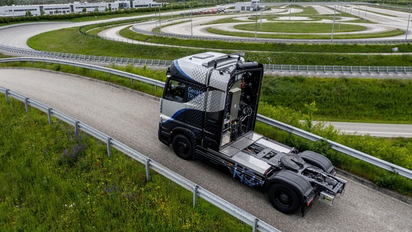Mercedes-Benz hydrogen-electric semi starts testing