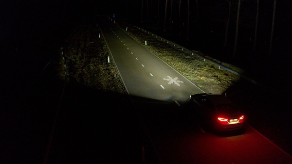 Ford tests shape-projecting headlights