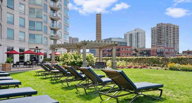 Left Bank - 113 Reviews | Chicago, IL Apartments for Rent ...